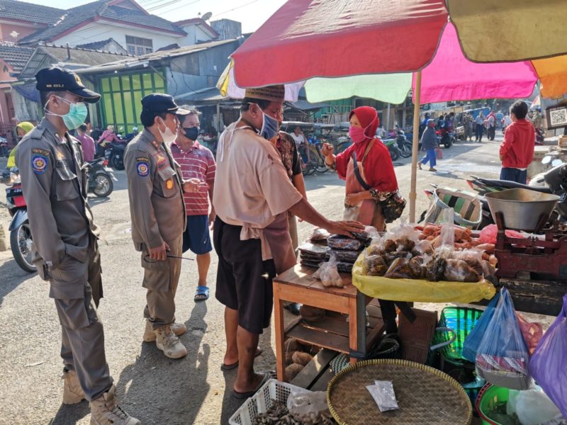 Berjualan di Bahu Jalan, Pedagang di Mandiraja Ditertibkan - BANYUMAS EKSPRES
