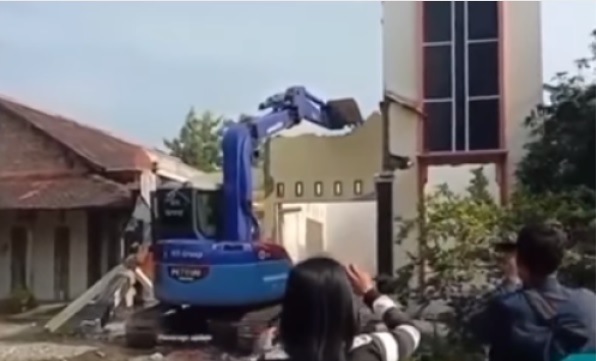 Suami Ketahuan Selingkuh Istri Di Ponorogo Robohkan Rumah Mewah Pakai