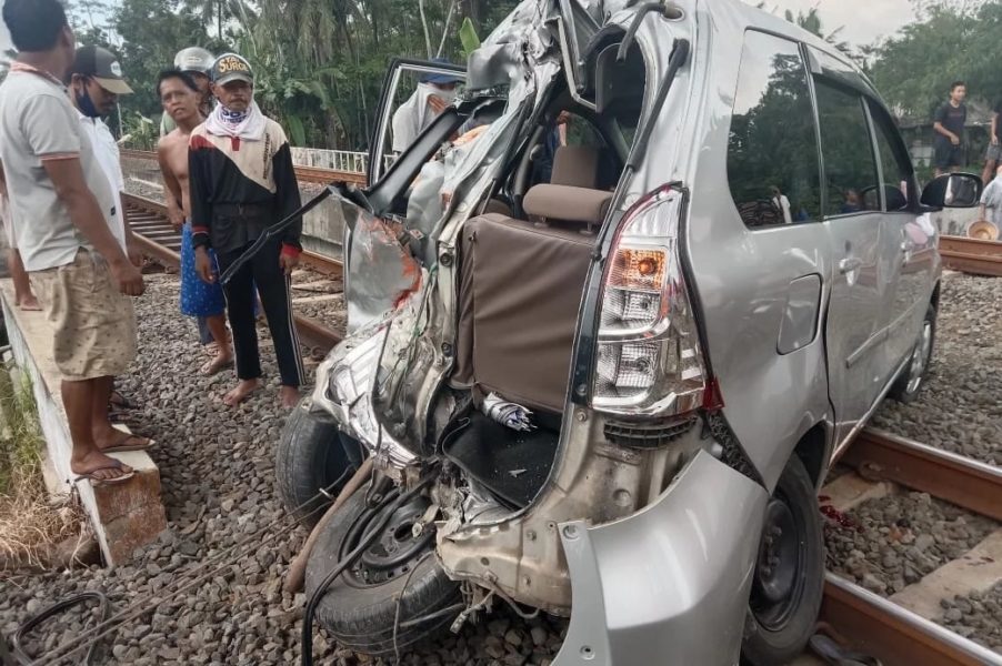 Terobos Perlintasan, Mobil Tertabrak KA, Dua Tewas - BANYUMAS EKSPRES